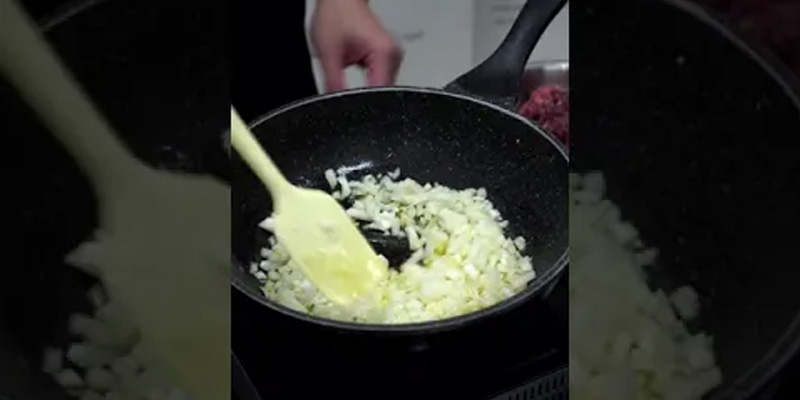 [Live Baking] Spicy Sausage Roll with Caramelized Onion and Apple by ...